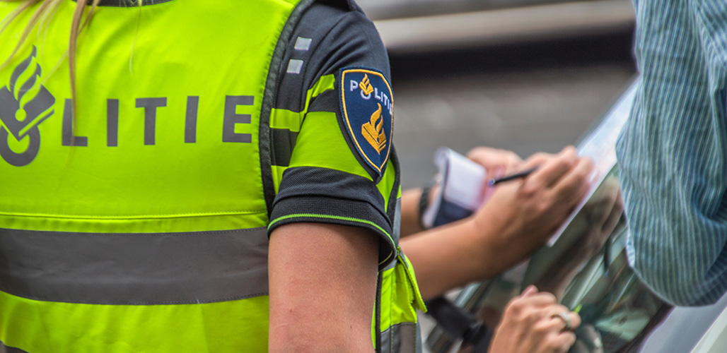 Politieagent: ‘Douw ’m geen bekeuring in z’n strot, maar praat met dat ...